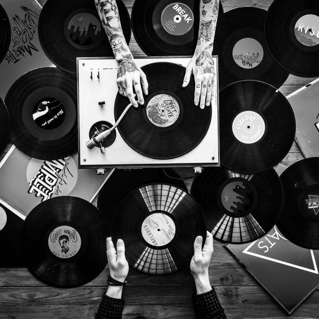 Die Evolution der DJ-Kultur: Von Vinyl bis Digital - Soundburg DJs für ...